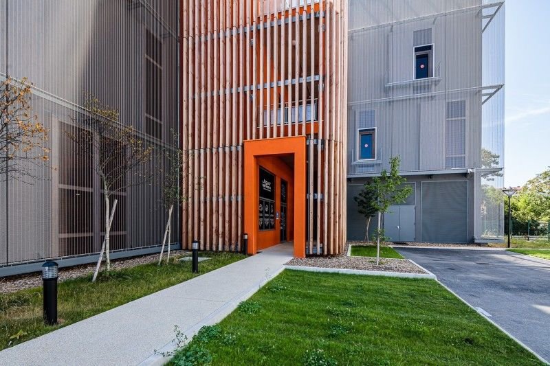 Free Pro: Lyon Photos of Data Centers